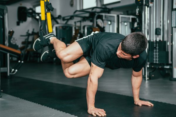 7 Exercicis TRX per treballar les abdominals - El Blog del DiR